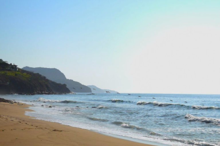 Ventana Al Mar Y Club Turístico En Playa Punta Raza — On Bahia Magazine ...