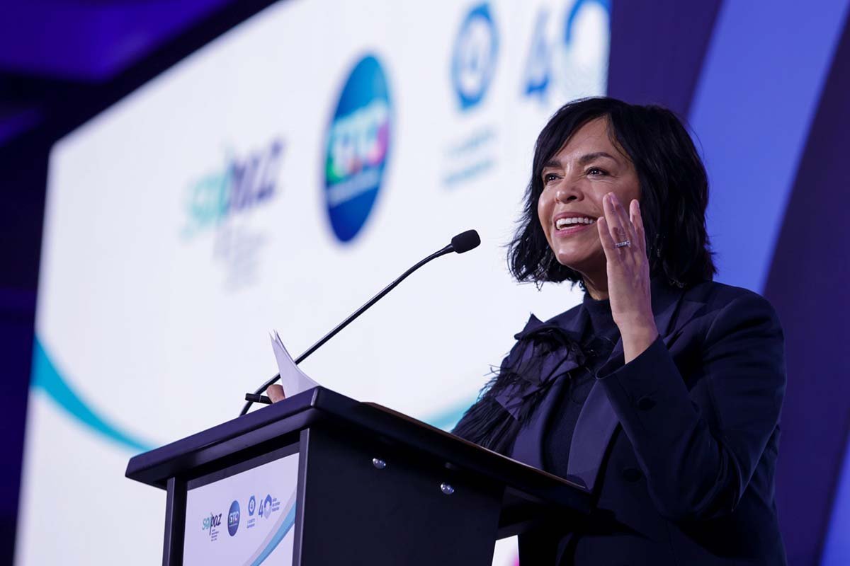 Anabel Hernández: 'Los Periodistas, Un Peligro Para Gobiernos Y ...