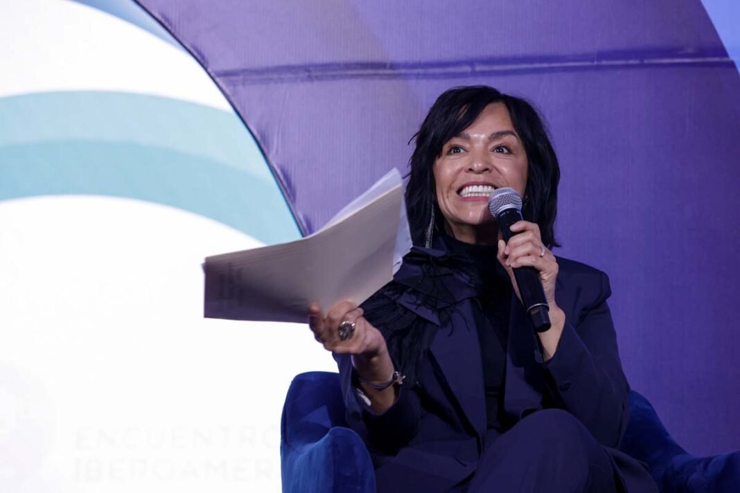 Anabel Hernández: 'Los Periodistas, Un Peligro Para Gobiernos Y ...